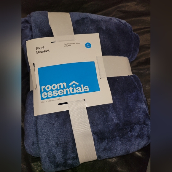 Room Essentials | Bedding | Room Essentials Plush Blanket In Navy Blue ...